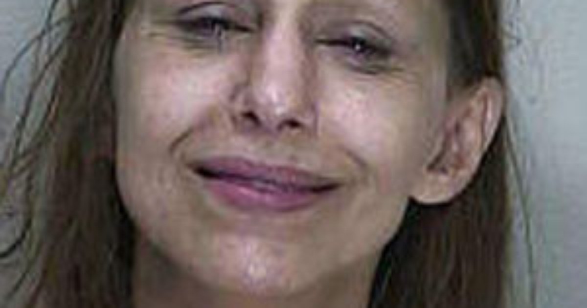 G1 - Americana é presa após ser flagrada tirando a roupa no meio de ...