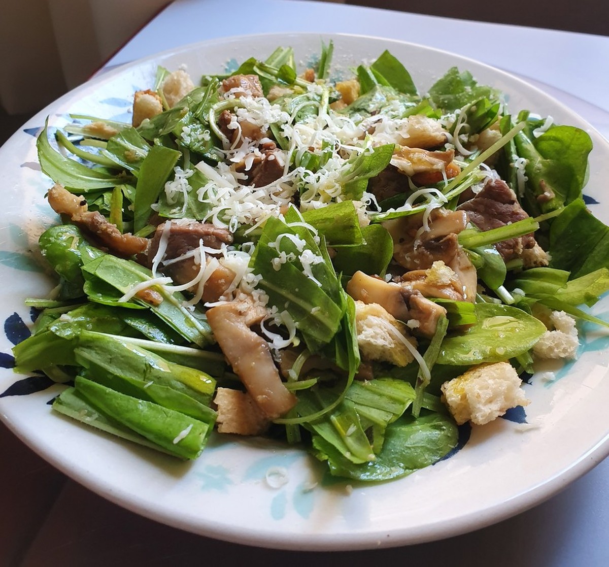 Veja como preparar uma deliciosa salada com o você tem em casa ...