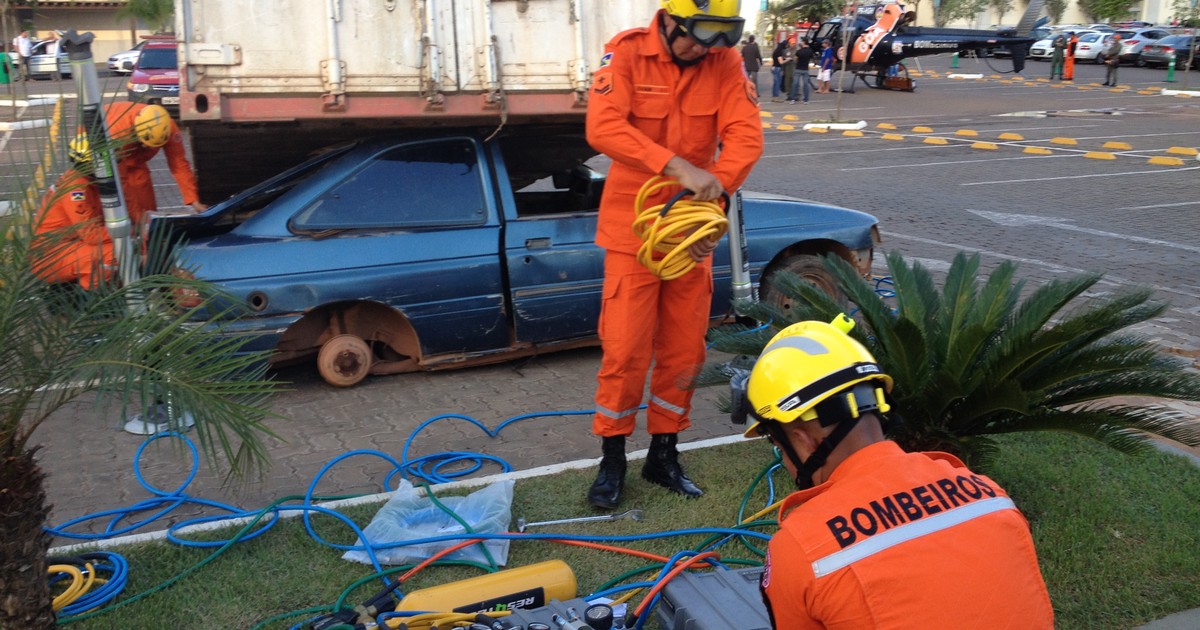 G1 - Corpo de Bombeiros simula resgate em telhado de Porto Velho ...