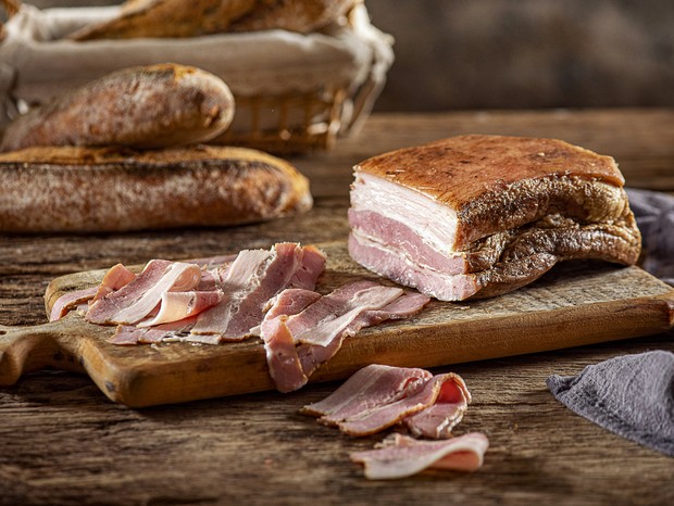 Dia do Bacon: aprenda três receitas com o pedaço suíno curado - Revista ... Dia do Bacon: aprenda três receitas com o pedaço suíno curado - Revista ...