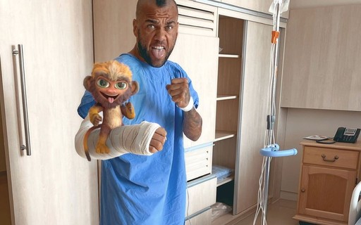 Daniel Alves posta foto no hospital e agradece mensagens - Vogue ...