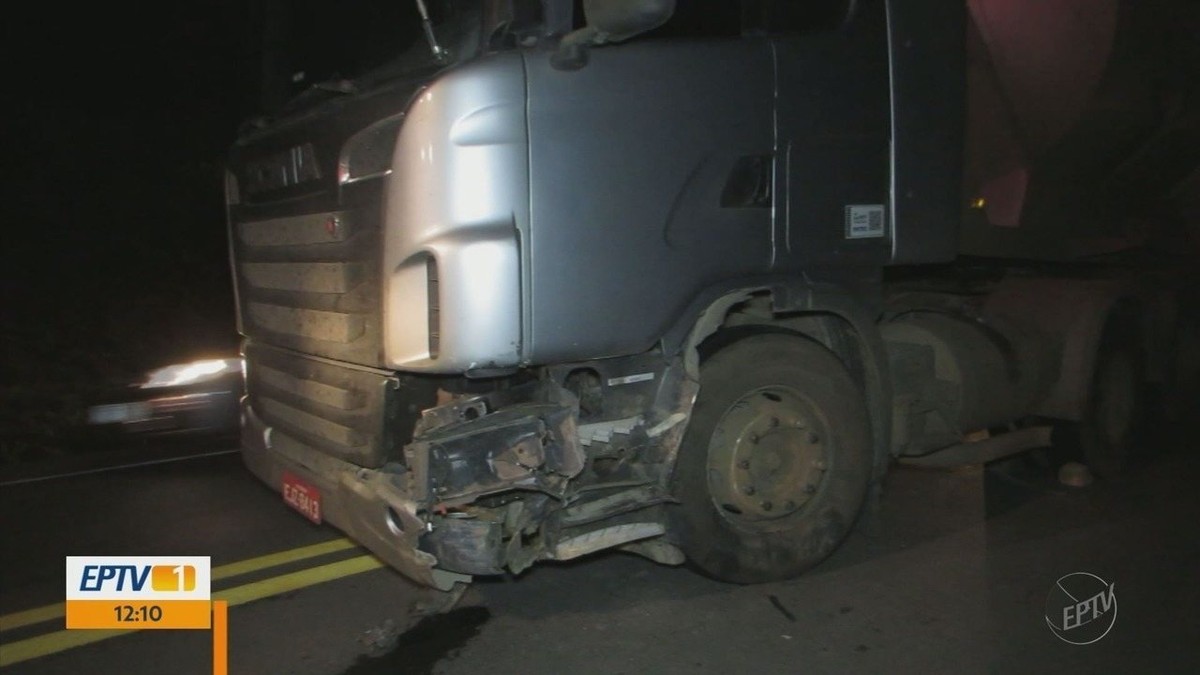 Carro fica destruído, mas motorista sobrevive em acidente na MG-050, em Passos, MG | Sul de ...