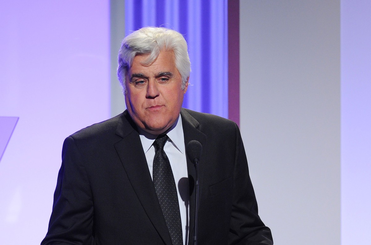 Jay Leno é hospitalizado com queimaduras após carro pegar fogo | Pop ...