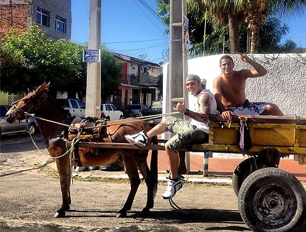 De volta às origens em Quixadá, Rony Jason faz passeio de carroça ...