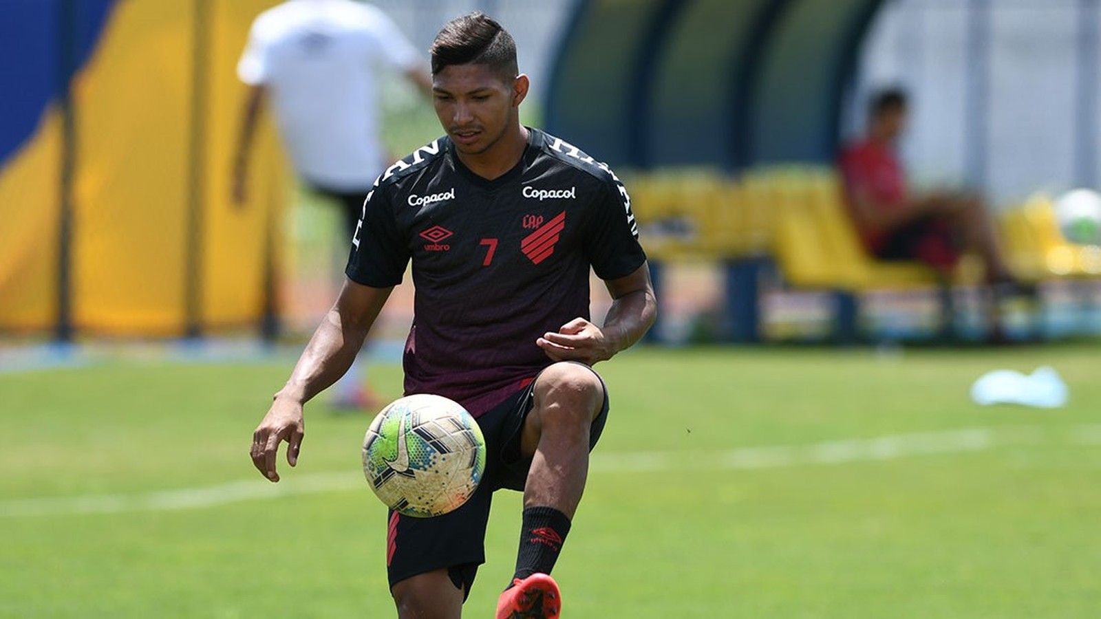 Em meio a não assinatura do novo contrato, Athletico volta a conversar ...