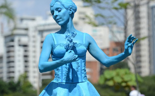 Deborah Evelyn fica toda azul para representar estátua-viva - Quem ...