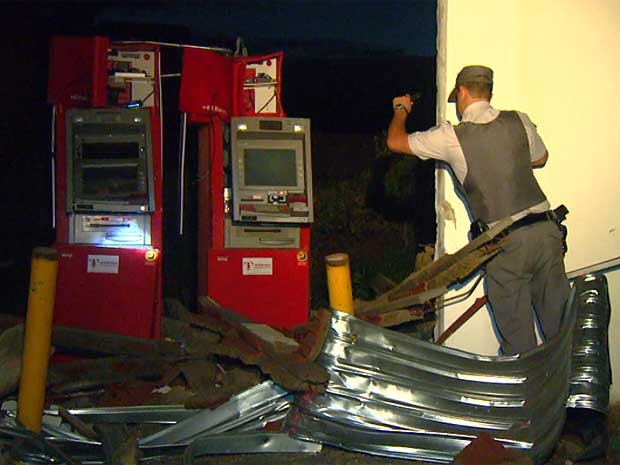 G1 Grupo Explode Caixas Eletrônicos Em Posto De Combustíveis De