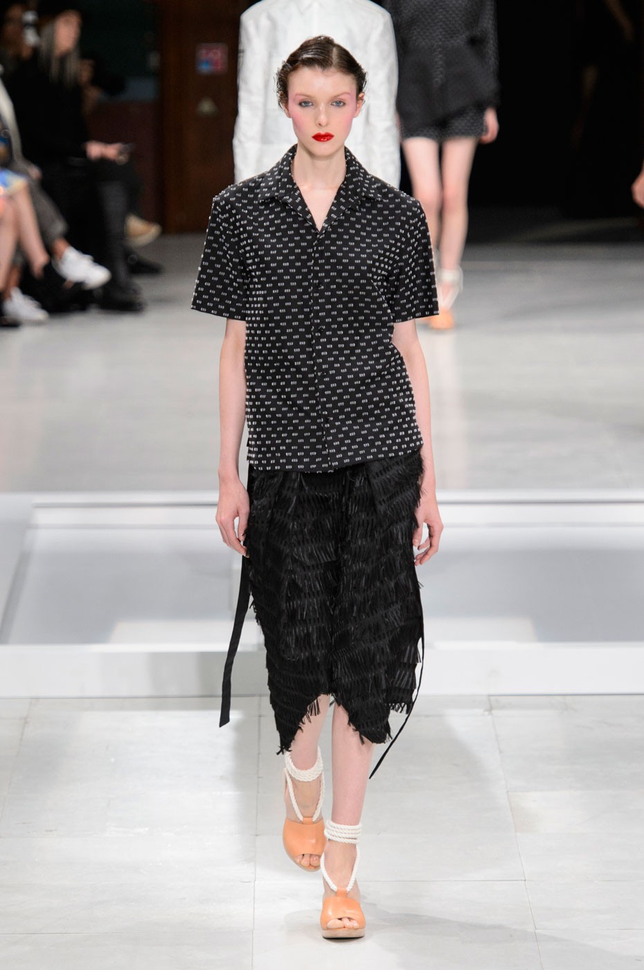 O verão 2016 utilitário de Hussein Chalayan | Desfiles | Vogue