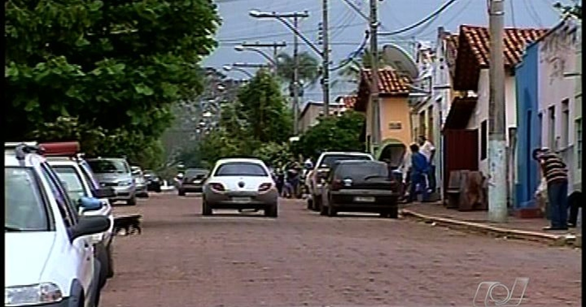 G1 - Funcionários da prefeitura estão sem receber há 3 meses em Palmelo ...