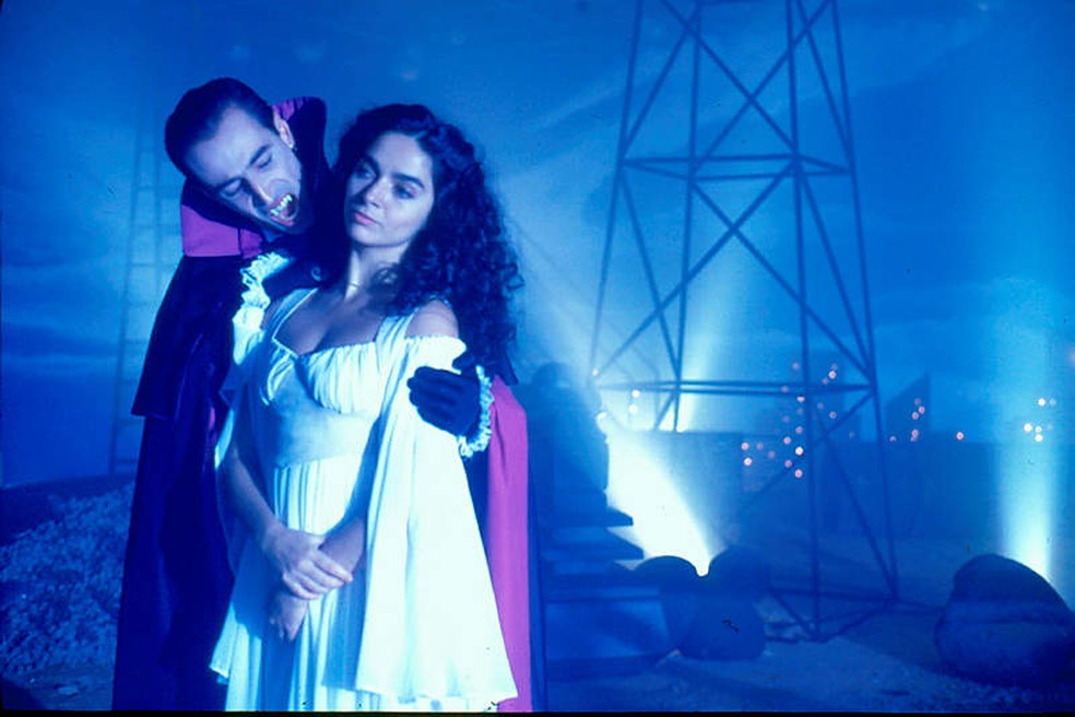 Elenco parabeniza Claudia Ohana: 'Nossa musa do verão' | Verão 90 | Gshow