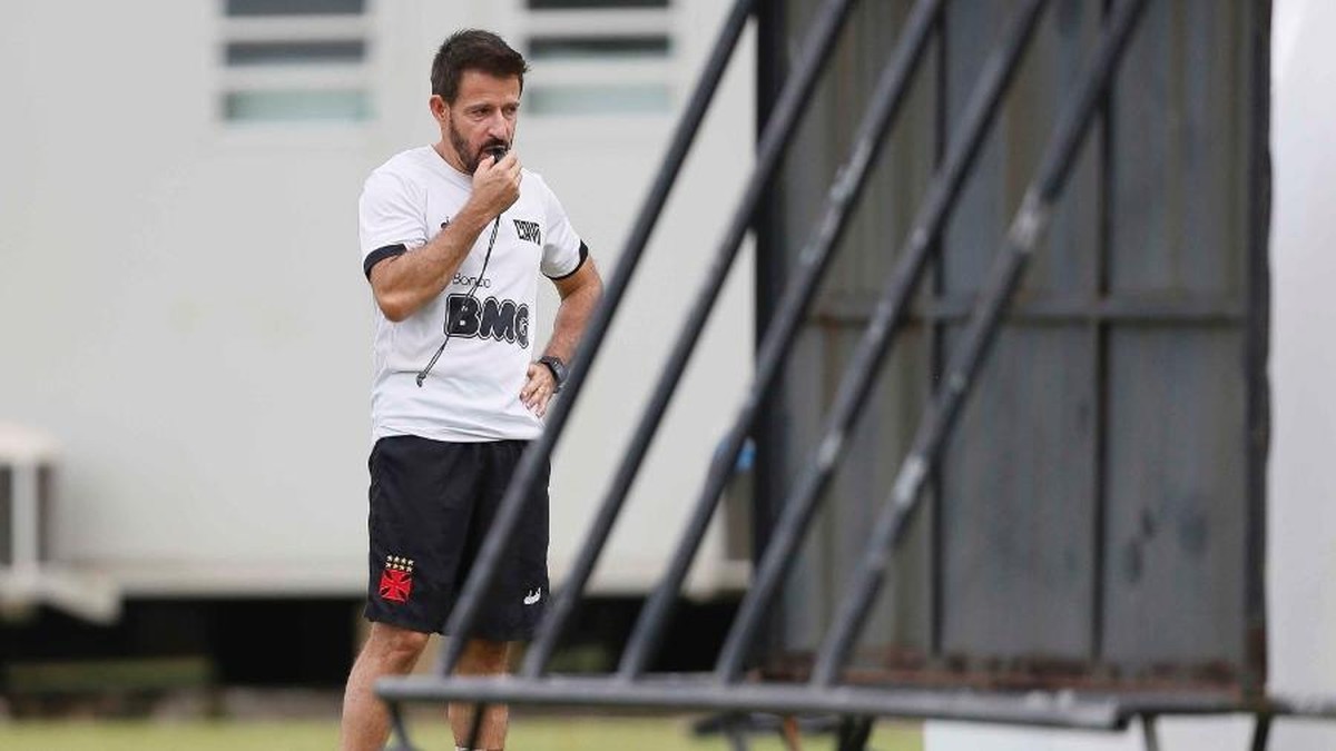Perto da estreia, Ramon fala em novo estilo do jogo no Vasco ...