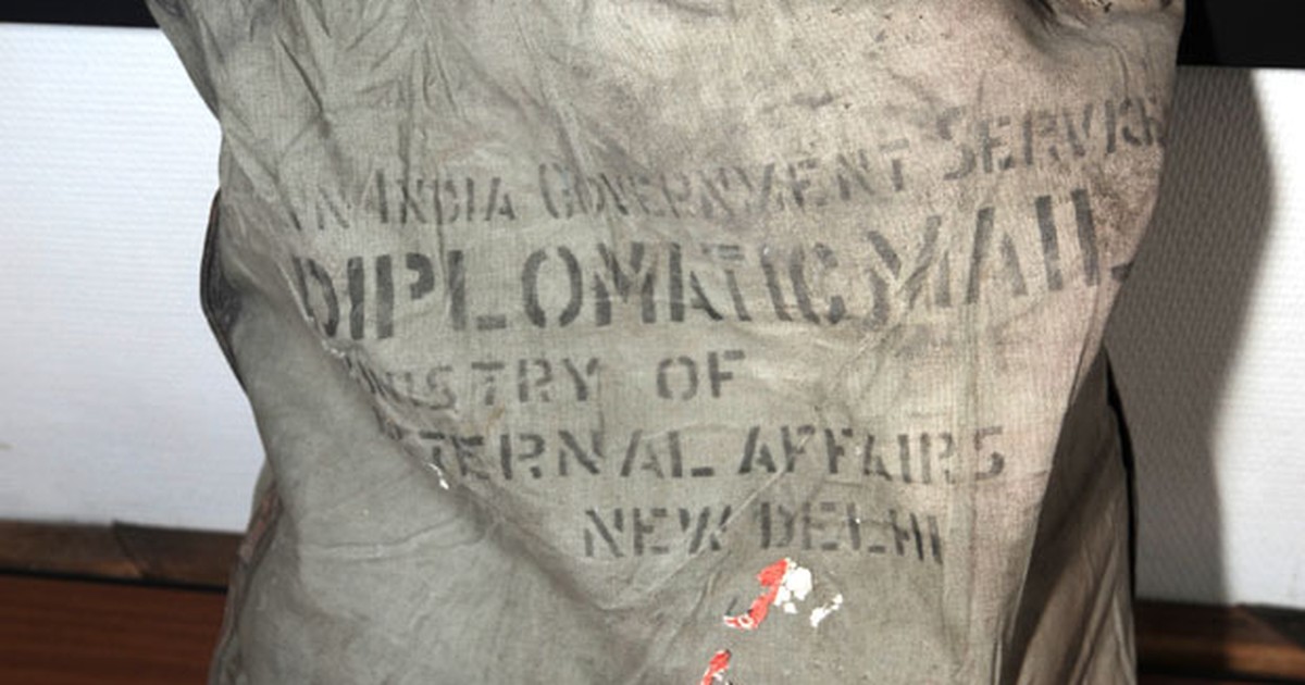 G1 - Mala diplomática achada em monte após 46 anos é devolvida para ...