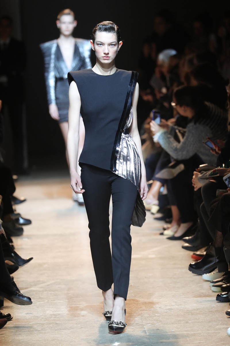 Mugler passeia em seu habitat natural com inverno 2018 oitentista ...