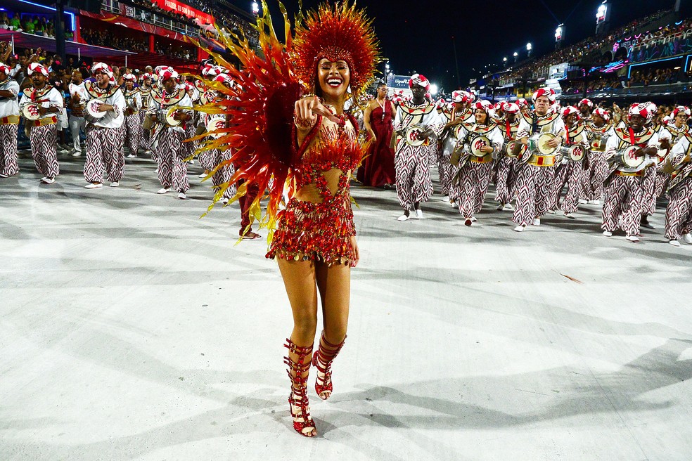 Espaço Aberto - Aos 13, Wenny Isa acumula quatro escolas como rainha ...
