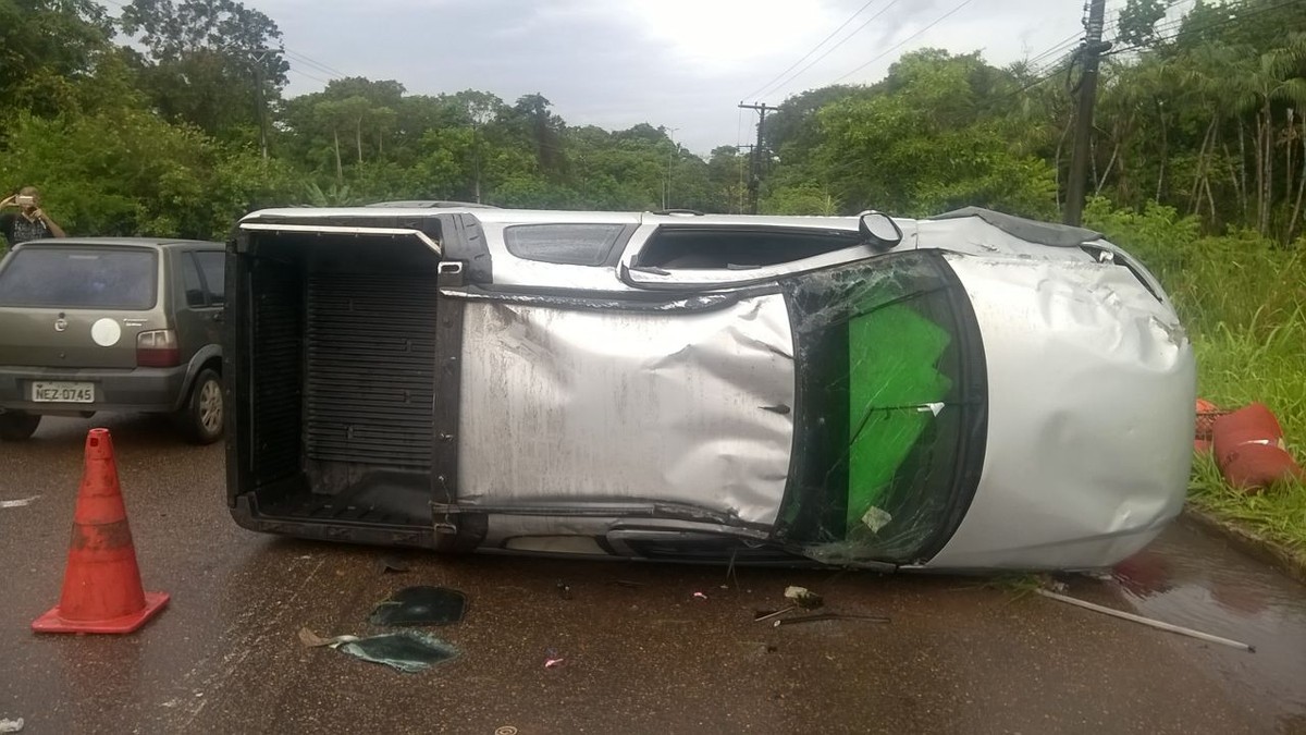 Picape perde o controle e seis pessoas ficam feridas após capotamento no AP | Amapá | G1
