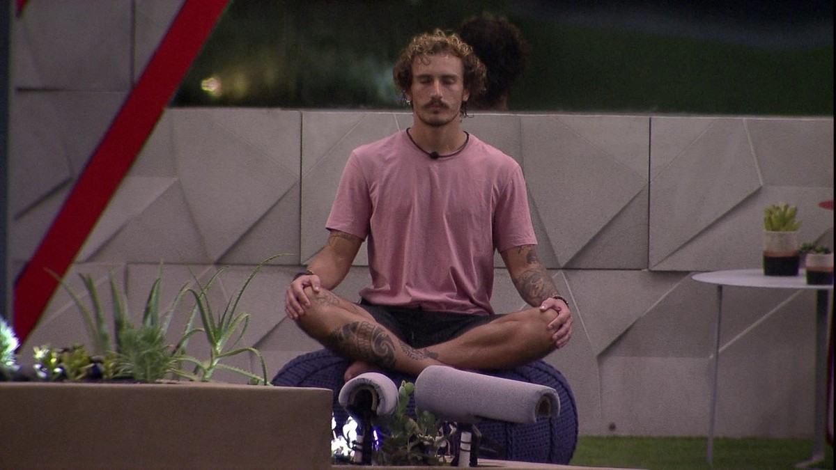 Alan se isola no jardim do BBB | casa bbb | gshow