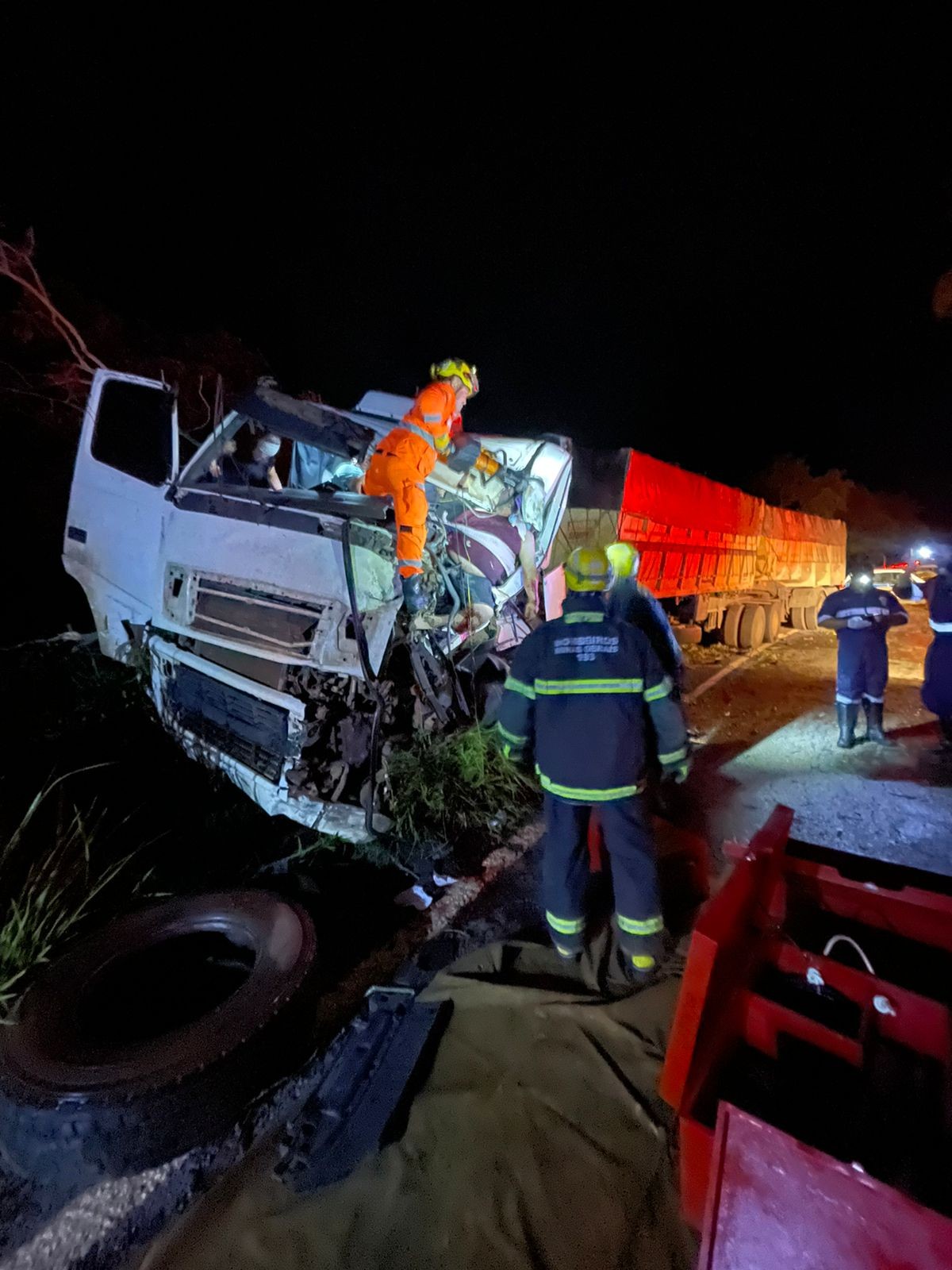 Batida entre carretas deixa motorista morto na MG-230 em Serra do Salitre | Triângulo Mineiro | G1