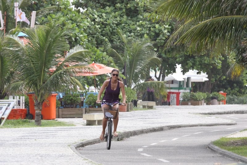 Débora Nascimento chama a atenção durante pedalada - Quem | QUEM News Débora Nascimento chama a atenção durante pedalada - Quem | QUEM News