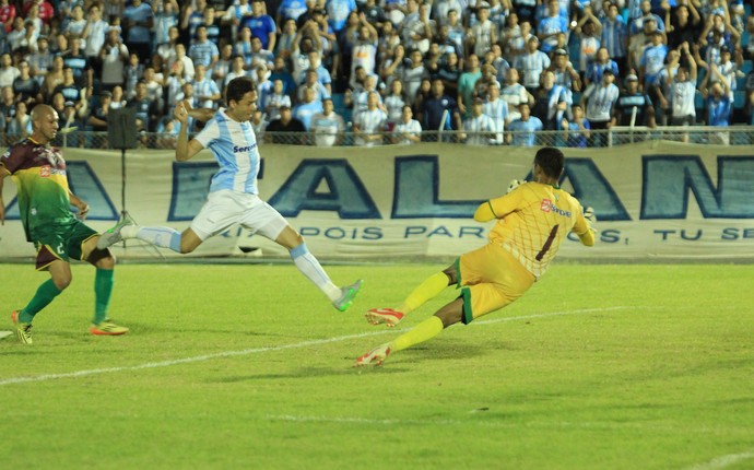 Após mais de um ano, Keirrison volta a marcar na estreia como titular ...