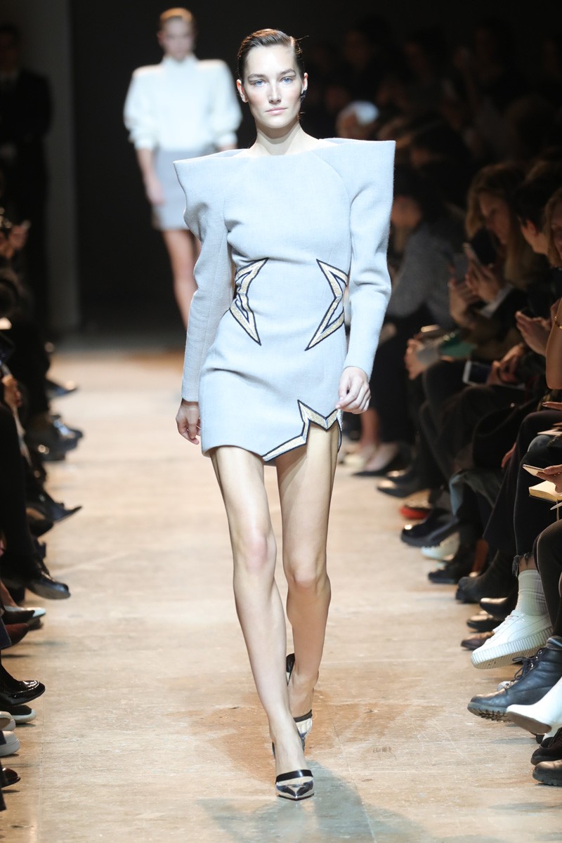 Mugler passeia em seu habitat natural com inverno 2018 oitentista ...