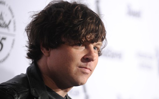 Ryan Adams ressurge meses após acusações de abuso sexual e declara: "Eu ...