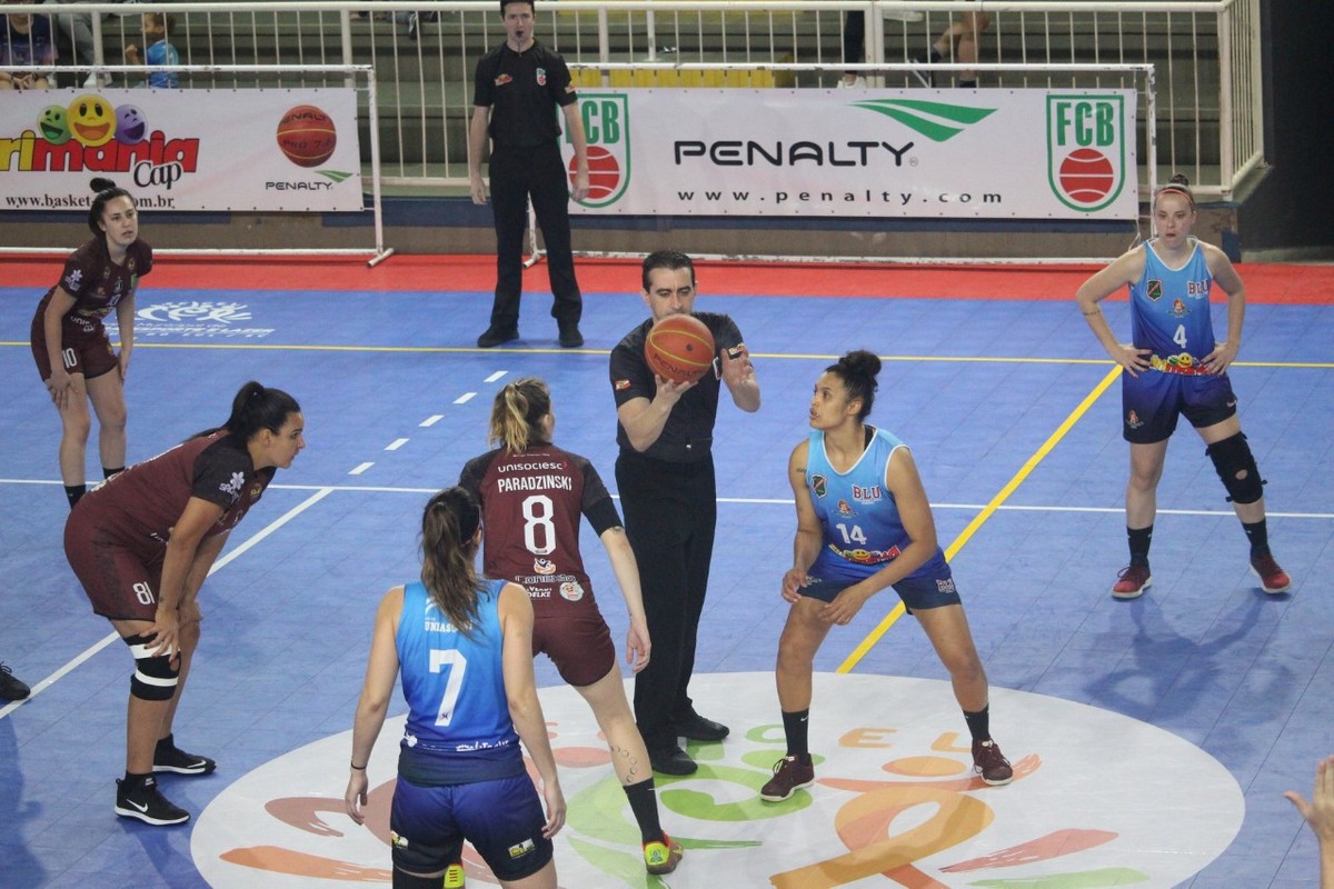 Árbitro brasileiro é escalado para apitar a final do basquete nas ...