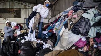 'Cemitério' de roupas no deserto do Atacama já é visível do espaço ...