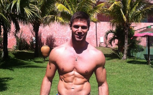 Jonas Sulzbach posa de sunga e exibe tanquinho em rede social - Quem ...
