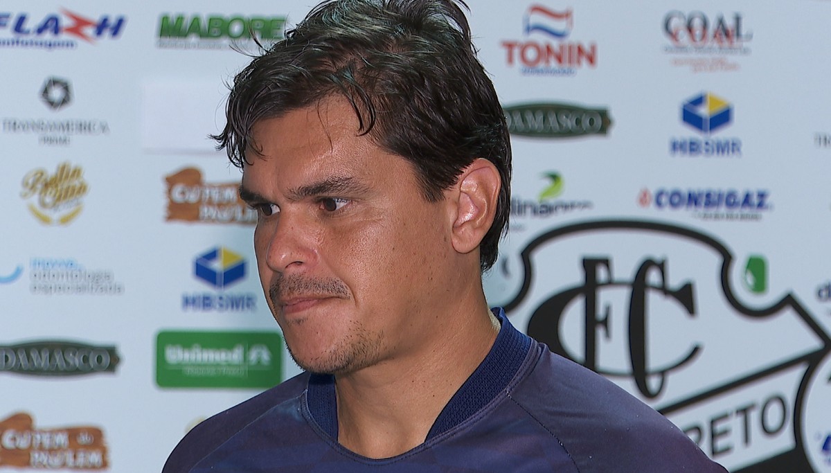 Daniel Bueno cita chuva por atuações ruins, mas cobra adaptação do ...