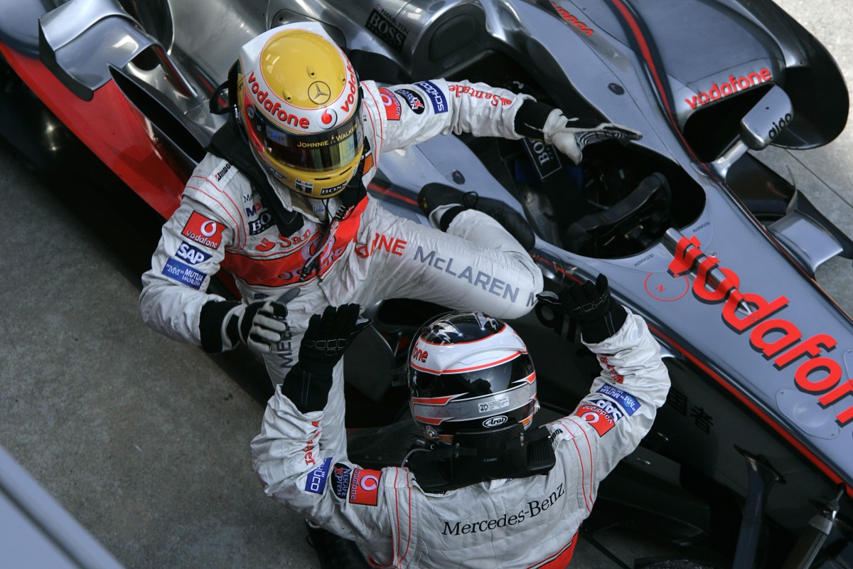Amigos? Ao vencer 1ª pela McLaren, Alonso até abraçou Hamilton, que fez ...