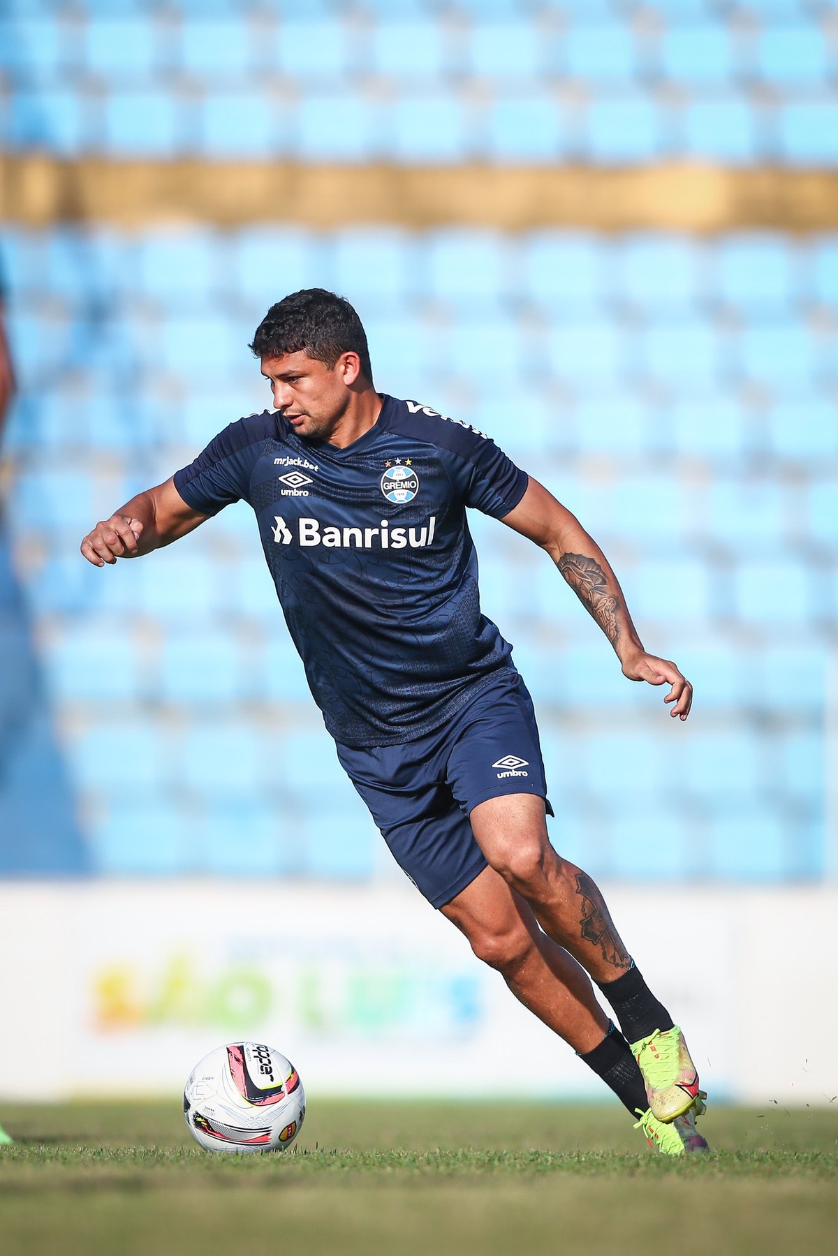 Elkeson joga pela primeira vez em terra natal e terá nova chance como ...