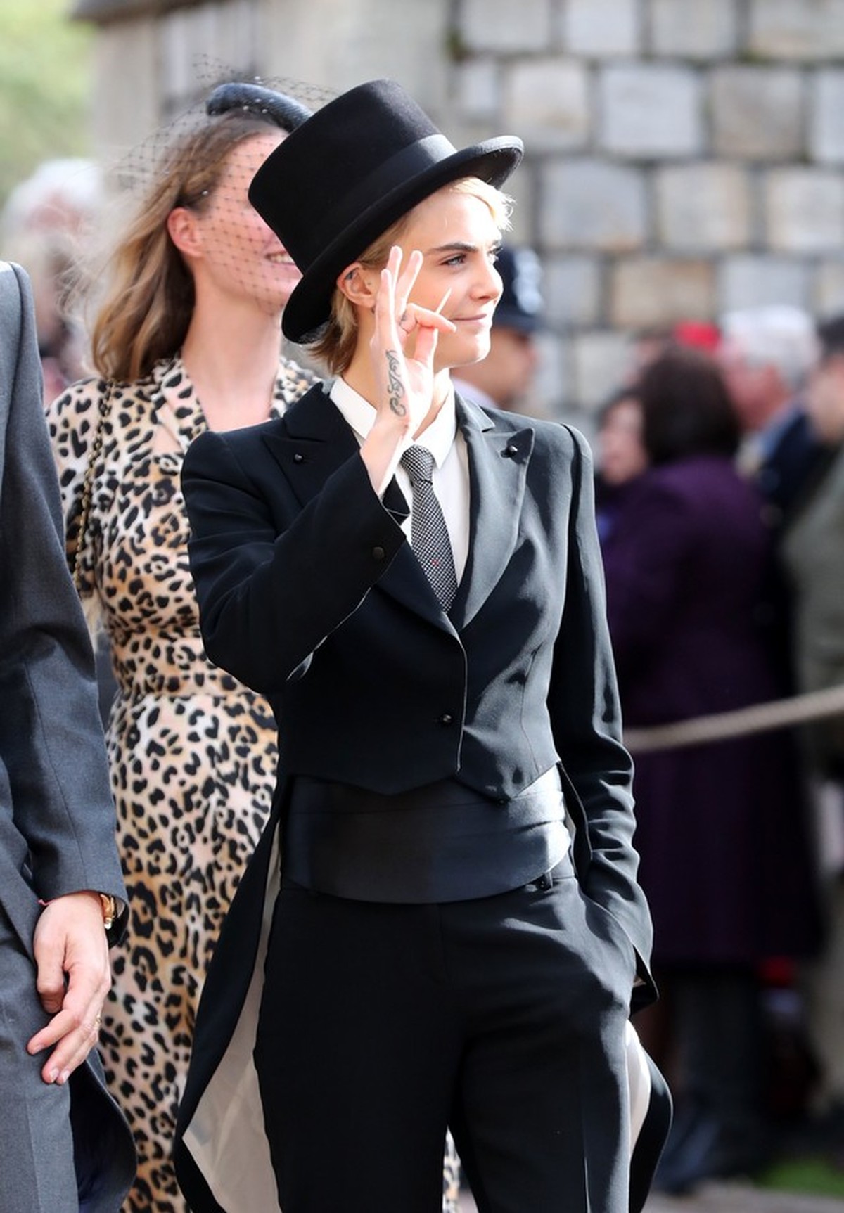 Cara Delevingne veste fraque e cartola em casamento real | Celebridades ...