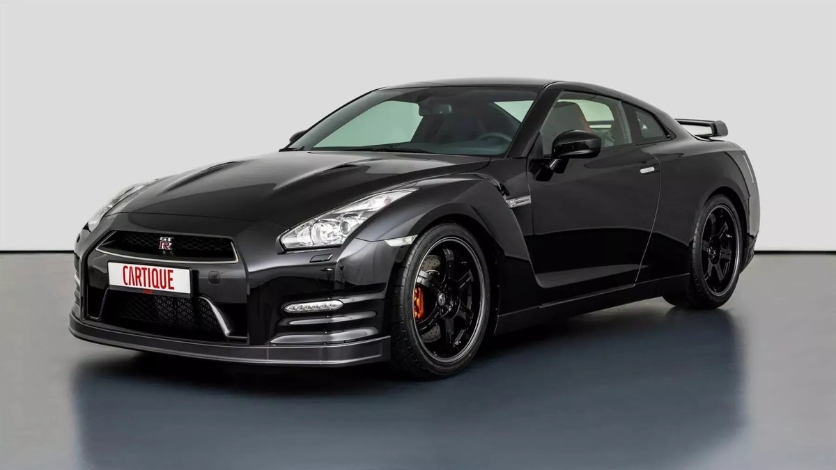 Nissan GT-R Black Edition de Sebastian Vettel rodou só 150 km e está à ...