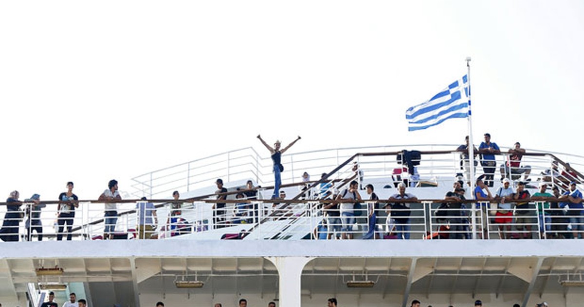 G1 - Barco com 2.400 refugiados sírios chega à Grécia - notícias em Mundo