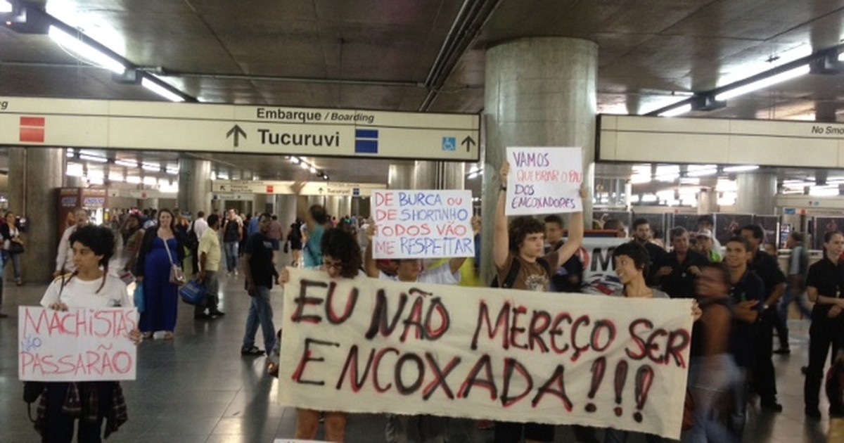 G1 - Grupo leva faixas para Estação Sé em ato contra 'encoxadas' no ...