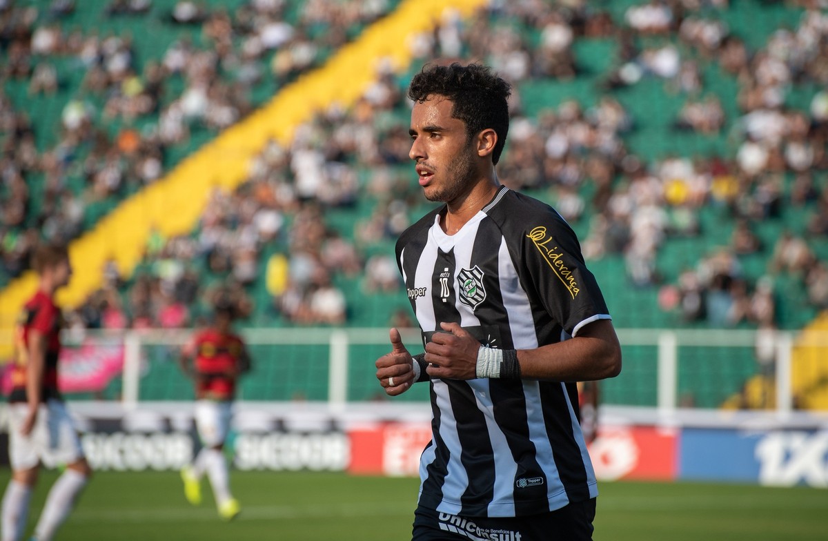 A pedido do treinador, Voltaço contrata jovem atacante Robertinho ...