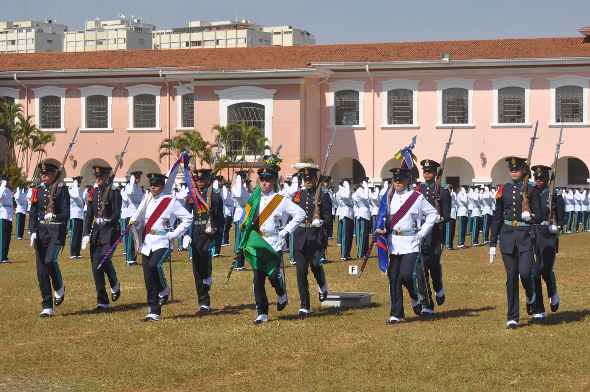 Alunos da EsPCEx fazem juramento de defesa à Pátria em evento aberto ao ...