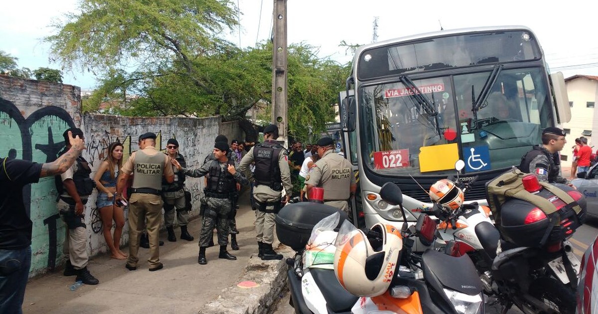 G1 - Sargento é baleado e mata suspeito em assalto a ônibus no ...