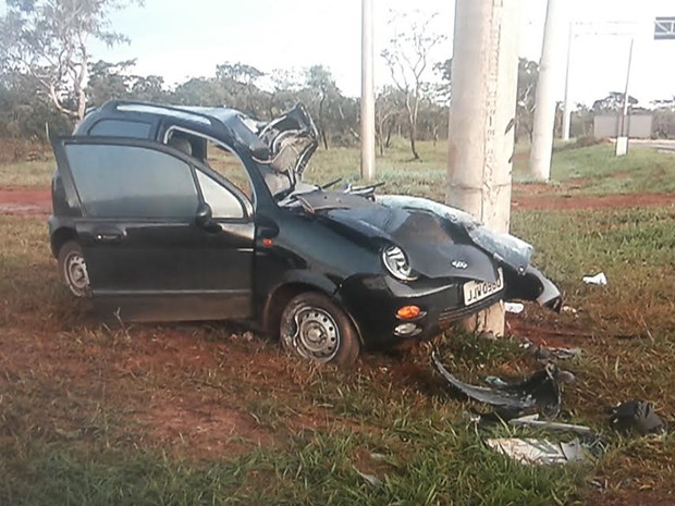 G1 - Homem morre após bater carro em poste na DF-463; dois ficam ...