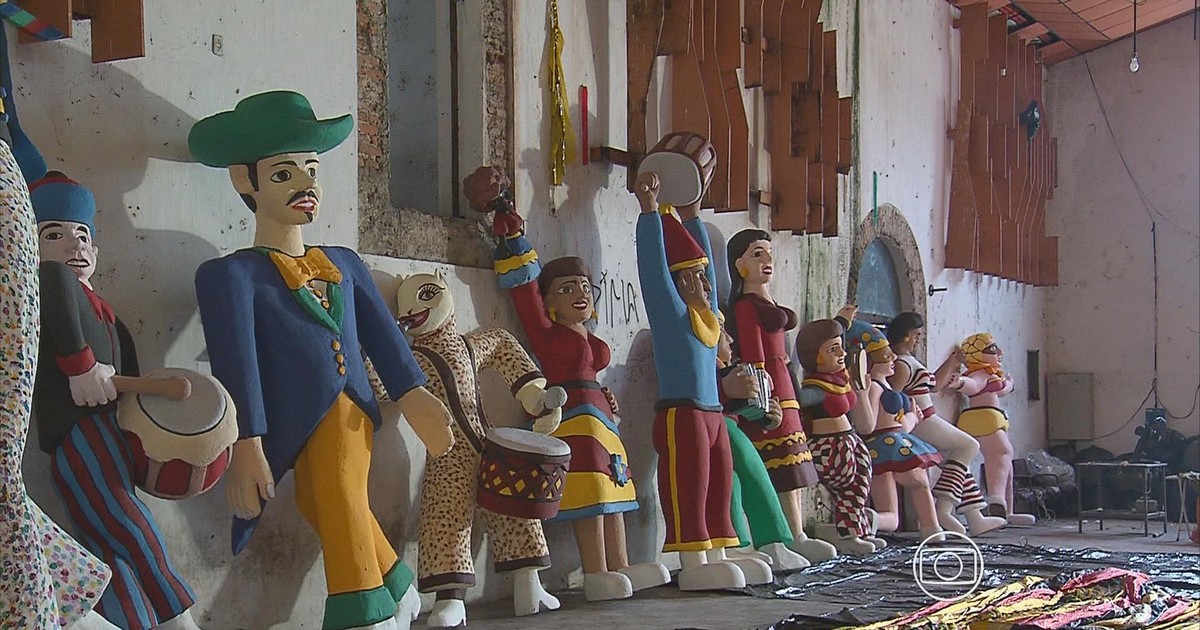 G1 - Artista de Olinda é homenageado com bonecos gigantes no carnaval ...