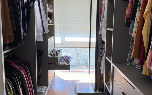 Guarda-roupa organizado: como começar a deixá-lo em ordem? - Casa Vogue ...