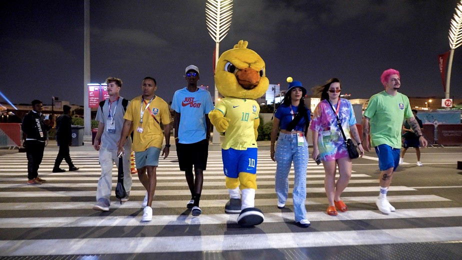 Canarinho Pistola faz sucesso em primeira aparição no Catar acompanhado ...