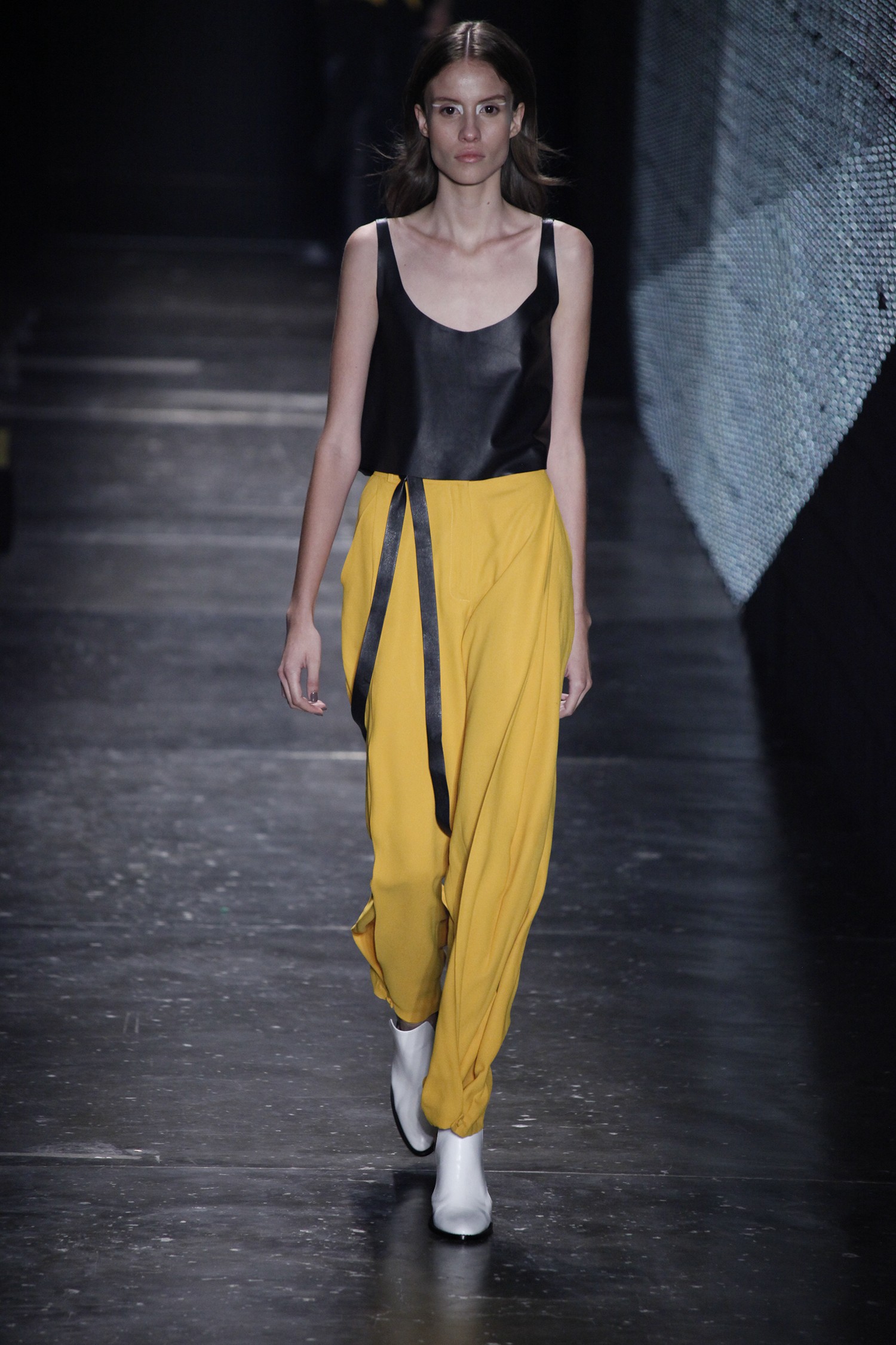 Ratier segue em sua trilha minimalista cool | Desfiles | Vogue