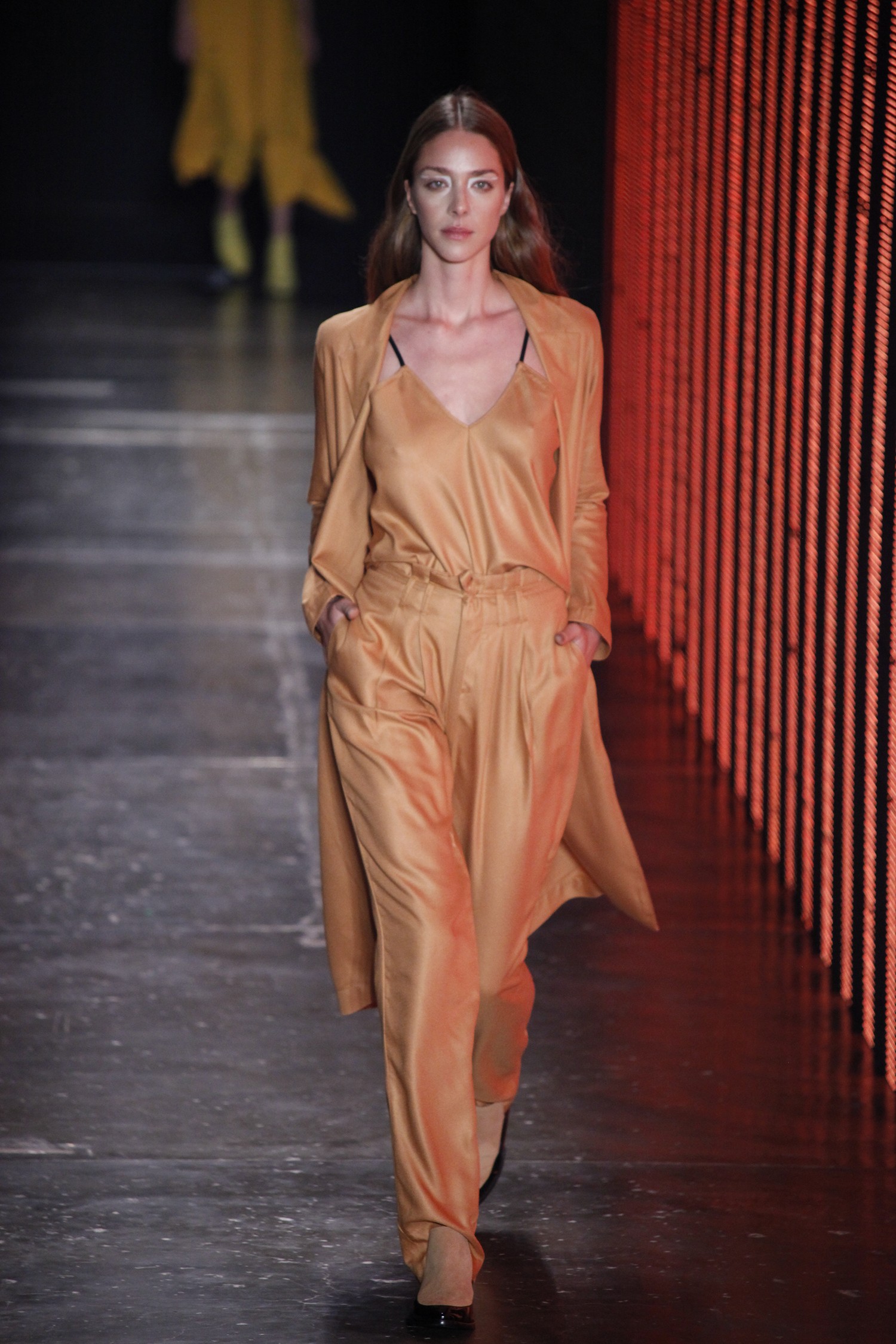 Ratier segue em sua trilha minimalista cool | Desfiles | Vogue