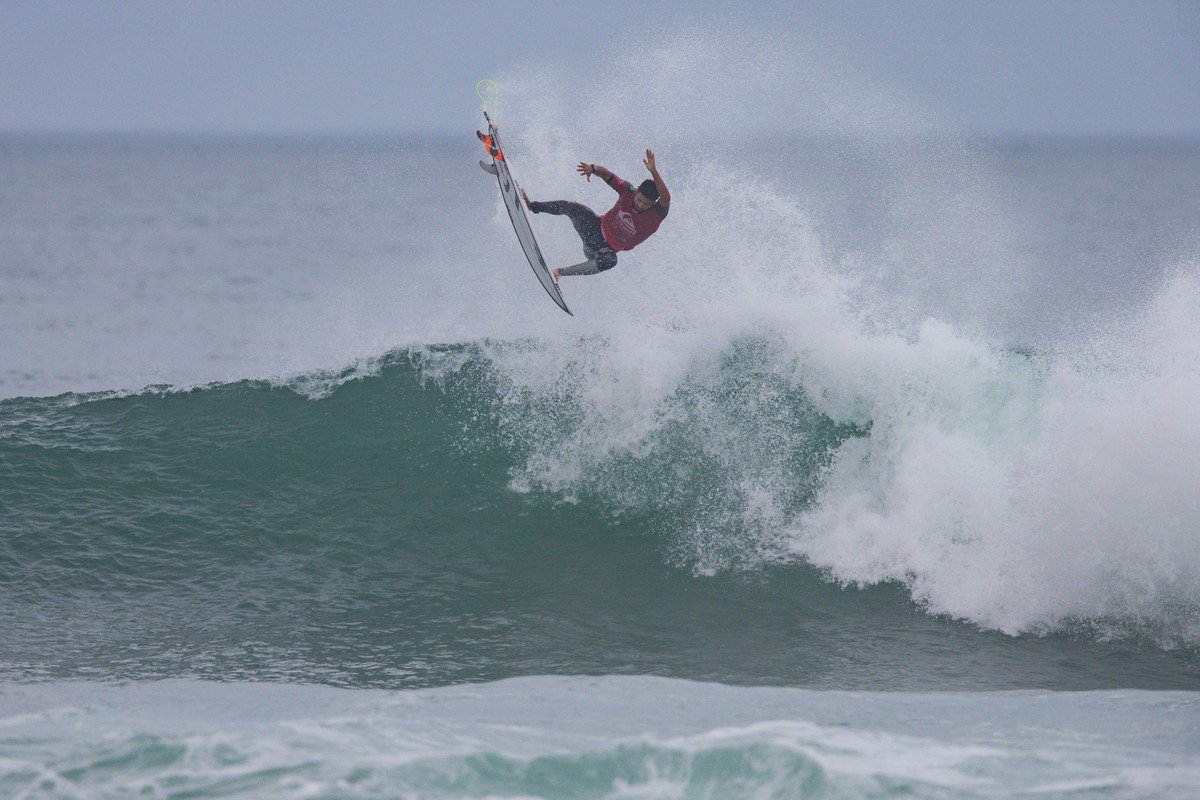 Michael Rodrigues voa, avança para quarta fase em Hossegor e garante ...