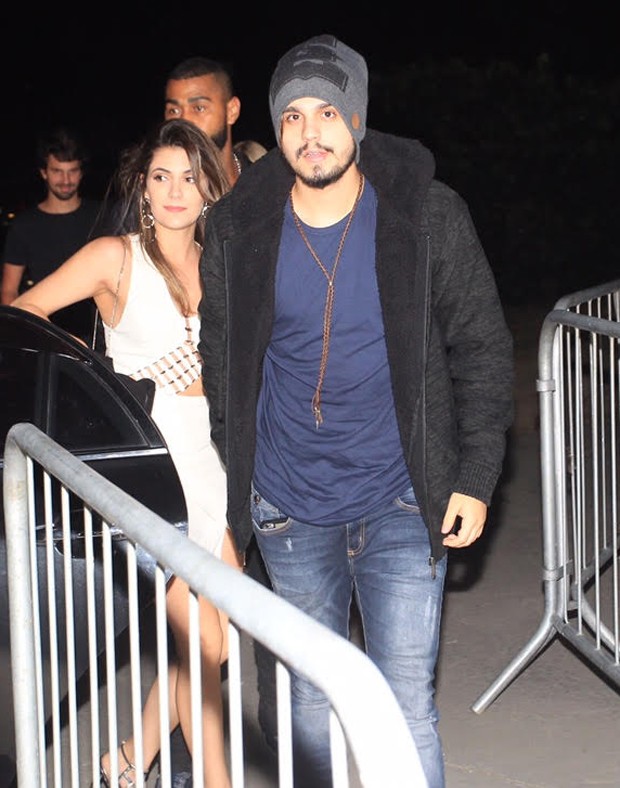 Luan Santana chega com namorada para show - Quem | QUEM News