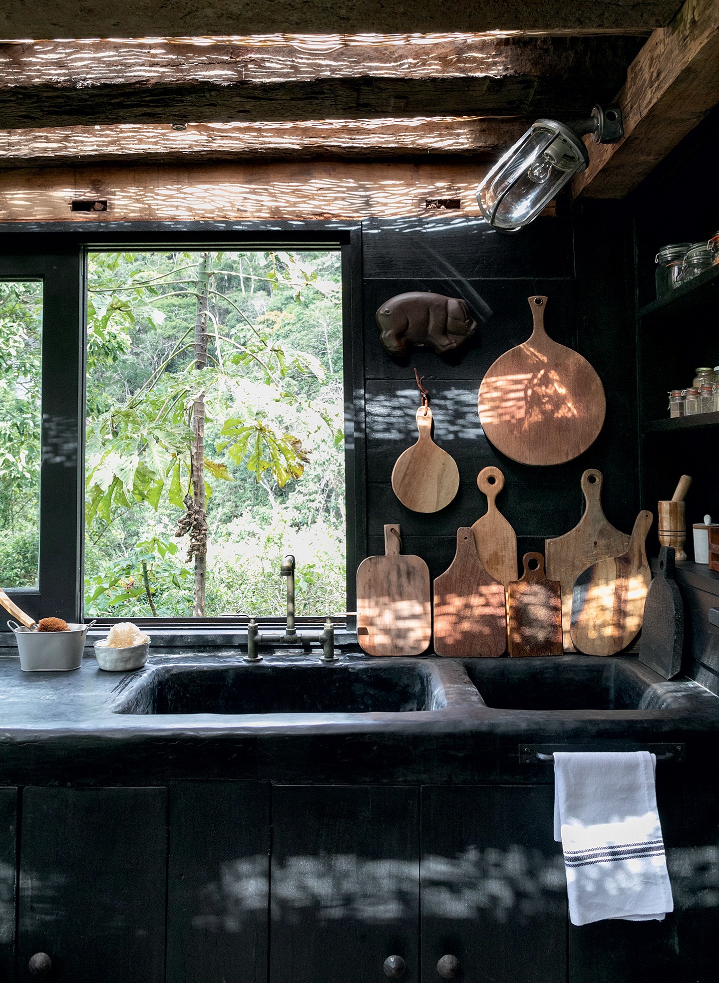 Casa de palafita e madeira de demolição convive em harmonia com a ...