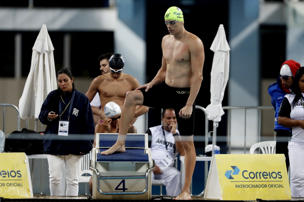 Cielo estreia no Troféu Brasil, sai exausto da piscina e ajuda ...