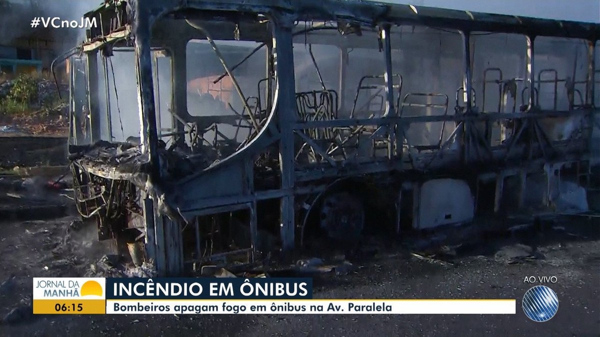 Ônibus fica destruído após pegar fogo na Av. Paralela; motorista diz que foi pane elétrica ...