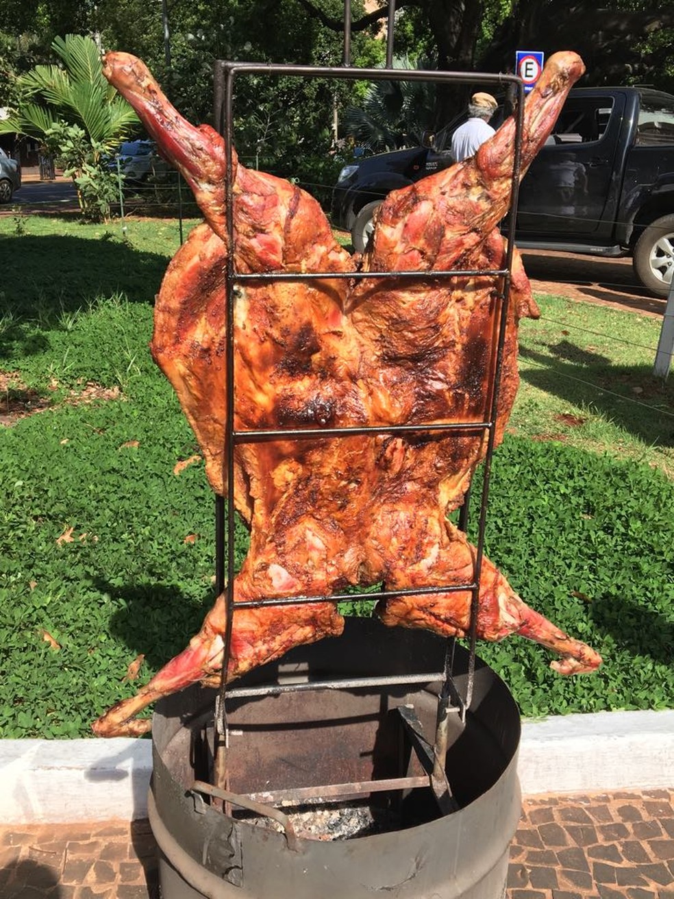 Para promover festa, CTG assa carneiro na calçada da principal avenida ...